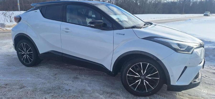 White Toyota C-HR 2018 in Taurage, with an engine capacity of 1.80 L and mileage of 183 thousand km for 15200 €, photo 3 on AUTOMOTO.COM.LV