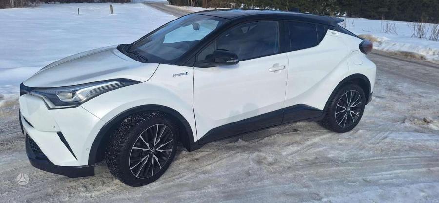 White Toyota C-HR 2018 in Taurage, with an engine capacity of 1.80 L and mileage of 183 thousand km for 15200 €, photo 5 on AUTOMOTO.COM.LV