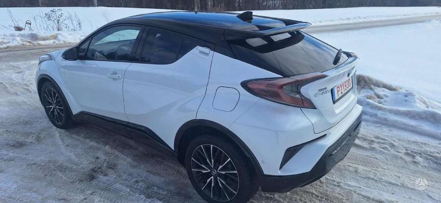 White Toyota C-HR 2018 in Taurage, with an engine capacity of 1.80 L and mileage of 183 thousand km for 15200 €, photo 6 on AUTOMOTO.COM.LV