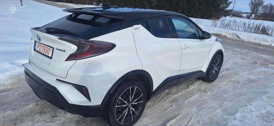 White Toyota C-HR 2018 in Taurage, with an engine capacity of 1.80 L and mileage of 183 thousand km for 15200 €, photo 7 on AUTOMOTO.COM.LV