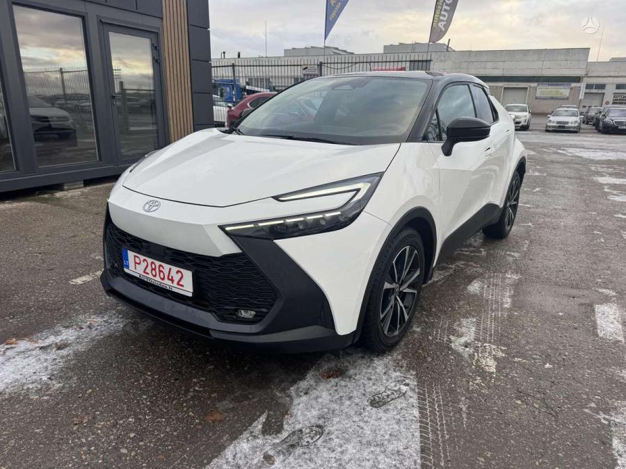 White Toyota C-HR 2024 in Panevezys, with an engine capacity of 1.80 L and mileage of 6 thousand km for 28500 €, photo 1 on AUTOMOTO.COM.LV