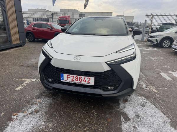 White Toyota C-HR 2024 in Panevezys, with an engine capacity of 1.80 L and mileage of 6 thousand km for 28500 €, photo 2 on AUTOMOTO.COM.LV