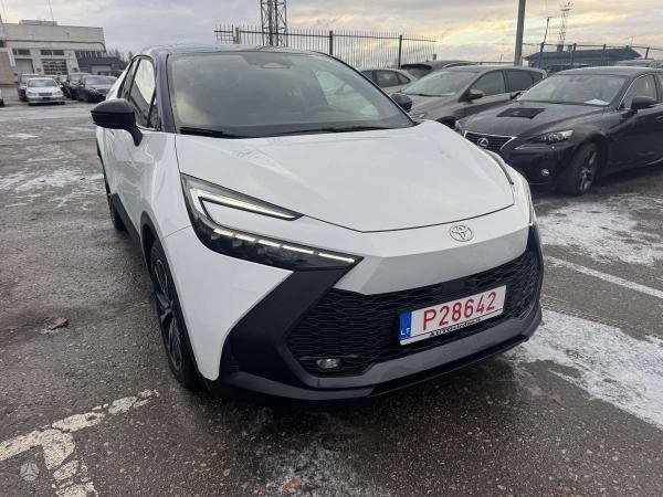 White Toyota C-HR 2024 in Panevezys, with an engine capacity of 1.80 L and mileage of 6 thousand km for 28500 €, photo 3 on AUTOMOTO.COM.LV