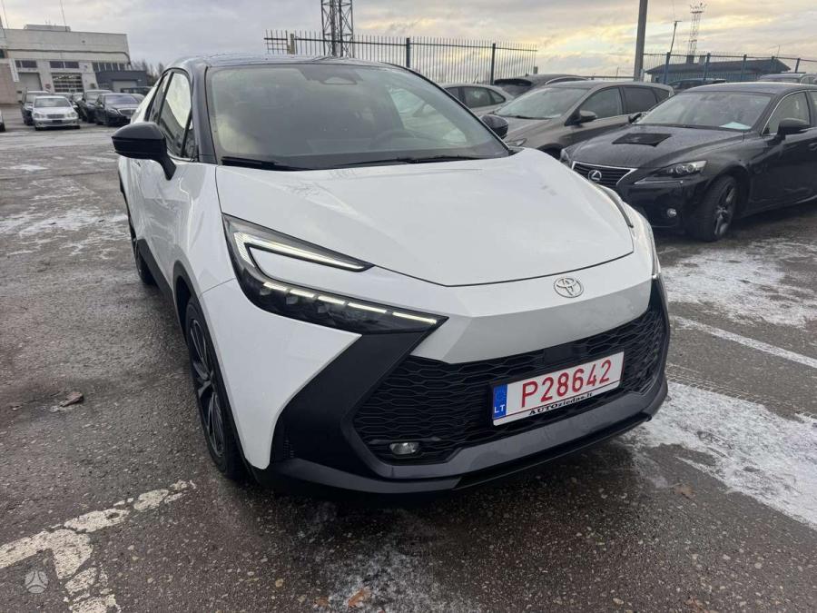 White Toyota C-HR 2024 in Panevezys, with an engine capacity of 1.80 L and mileage of 6 thousand km for 28500 €, photo 3 on AUTOMOTO.COM.LV