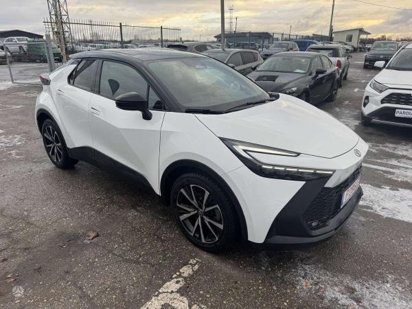 White Toyota C-HR 2024 in Panevezys, with an engine capacity of 1.80 L and mileage of 6 thousand km for 28500 €, photo 4 on AUTOMOTO.COM.LV