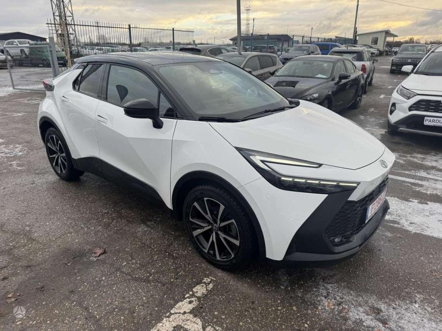 White Toyota C-HR 2024 in Panevezys, with an engine capacity of 1.80 L and mileage of 6 thousand km for 28500 €, photo 4 on AUTOMOTO.COM.LV