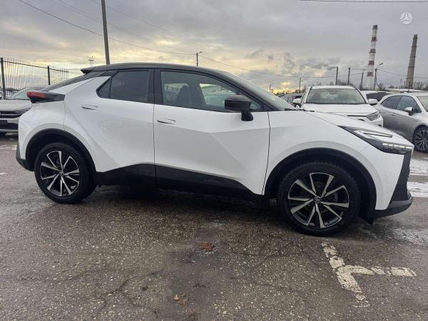 White Toyota C-HR 2024 in Panevezys, with an engine capacity of 1.80 L and mileage of 6 thousand km for 28500 €, photo 5 on AUTOMOTO.COM.LV