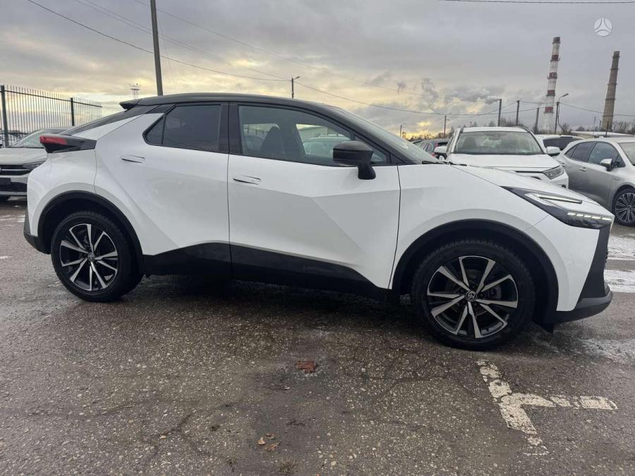 White Toyota C-HR 2024 in Panevezys, with an engine capacity of 1.80 L and mileage of 6 thousand km for 28500 €, photo 5 on AUTOMOTO.COM.LV