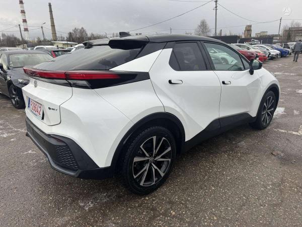 White Toyota C-HR 2024 in Panevezys, with an engine capacity of 1.80 L and mileage of 6 thousand km for 28500 €, photo 6 on AUTOMOTO.COM.LV