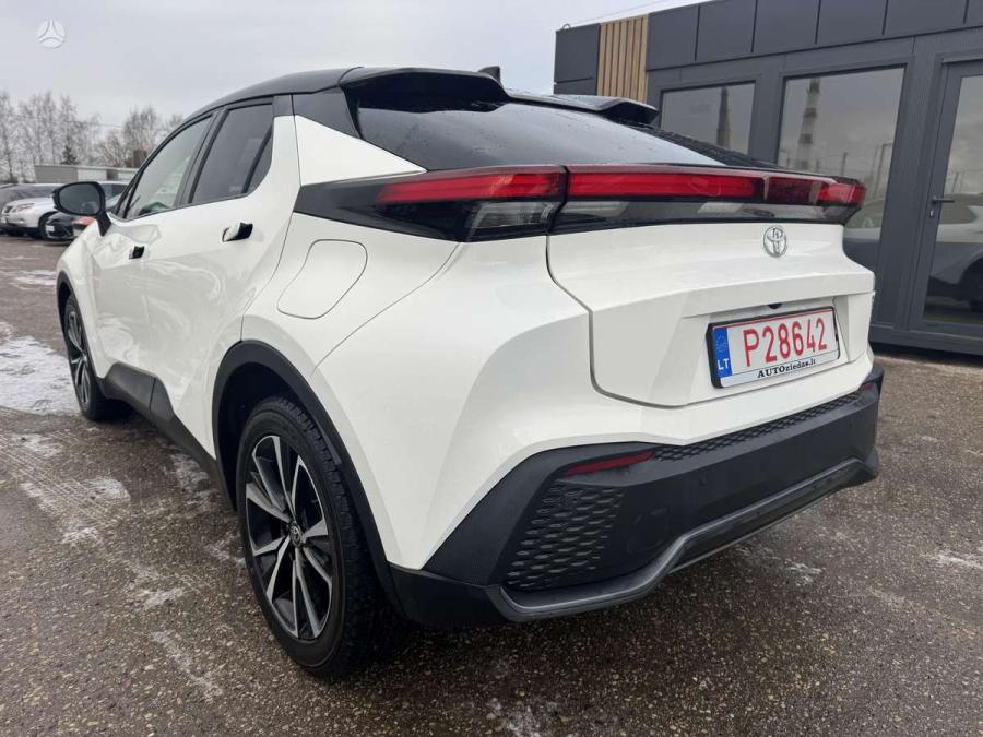 White Toyota C-HR 2024 in Panevezys, with an engine capacity of 1.80 L and mileage of 6 thousand km for 28500 €, photo 9 on AUTOMOTO.COM.LV