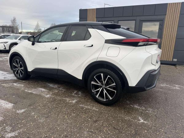 White Toyota C-HR 2024 in Panevezys, with an engine capacity of 1.80 L and mileage of 6 thousand km for 28500 €, photo 10 on AUTOMOTO.COM.LV
