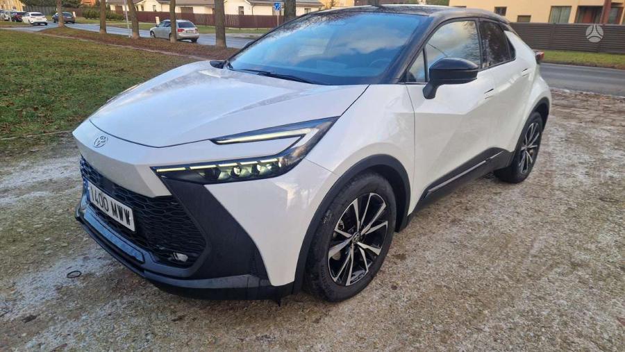 White Toyota C-HR 2024 in Radviliskis, with an engine capacity of 1.80 L and mileage of 6 thousand km for 24400 €, photo 1 on AUTOMOTO.COM.LV