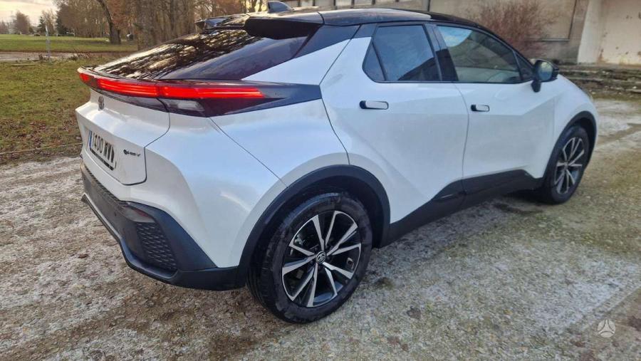 White Toyota C-HR 2024 in Radviliskis, with an engine capacity of 1.80 L and mileage of 6 thousand km for 24400 €, photo 2 on AUTOMOTO.COM.LV