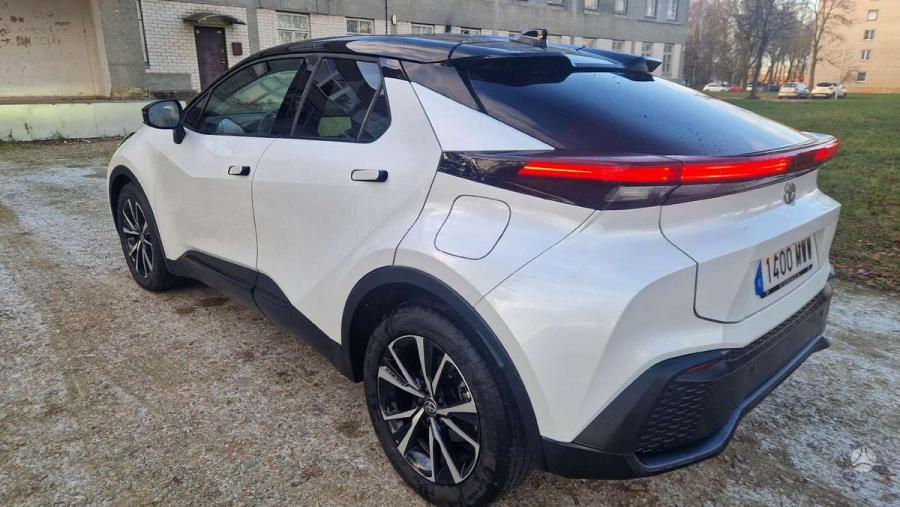 White Toyota C-HR 2024 in Radviliskis, with an engine capacity of 1.80 L and mileage of 6 thousand km for 24400 €, photo 5 on AUTOMOTO.COM.LV