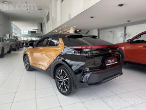 Dzeltens Toyota C-HR 2024 Rīga, ar dzinēja tilpumu 2.00 L un nobraukumu 45 tūkst. km par 34500 €, foto 5 vietnē AUTOMOTO.COM.LV