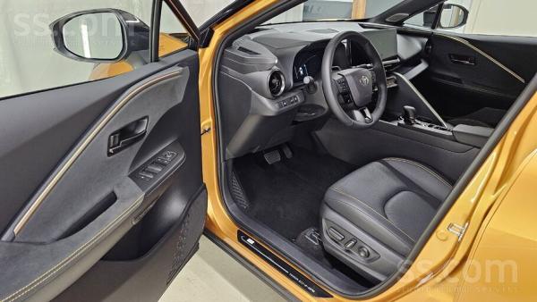 Yellow Toyota C-HR 2023 in Tallinn, with an engine capacity of 2.00 L and mileage of 4 thousand km for 38995 €, photo 6 on AUTOMOTO.COM.LV