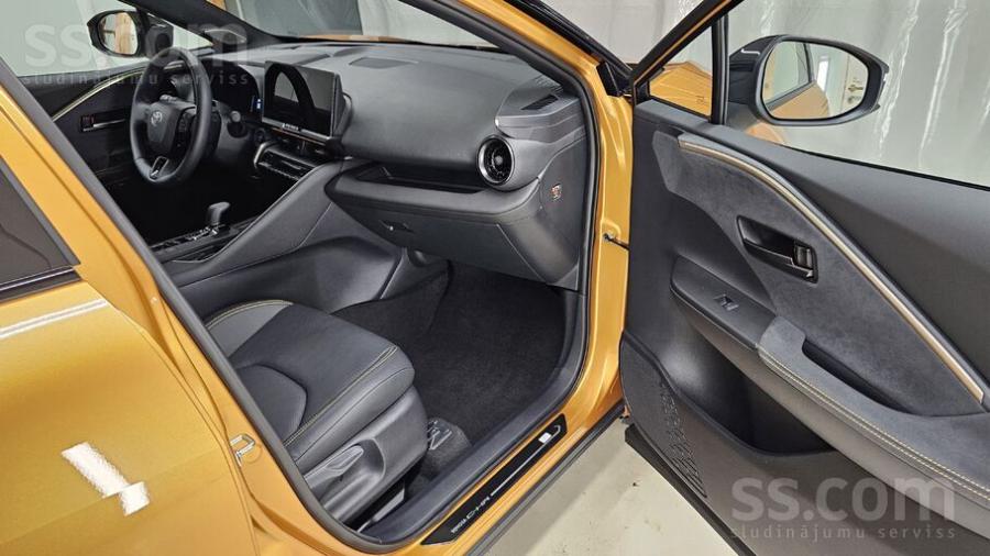 Yellow Toyota C-HR 2023 in Tallinn, with an engine capacity of 2.00 L and mileage of 4 thousand km for 38995 €, photo 11 on AUTOMOTO.COM.LV