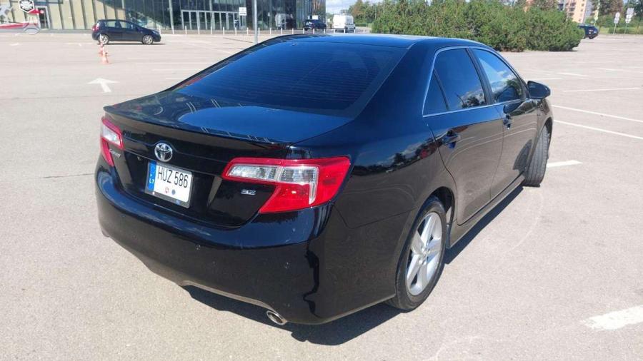 Black Toyota Camry 2013 in Siauliai, with an engine capacity of 2.49 L and mileage of 207 thousand km for 7850 €, photo 1 on AUTOMOTO.COM.LV
