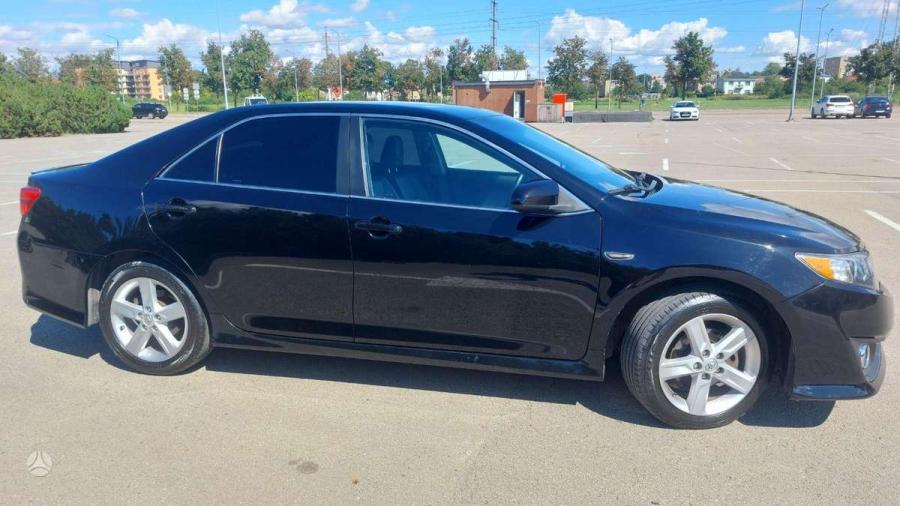 Black Toyota Camry 2013 in Siauliai, with an engine capacity of 2.49 L and mileage of 207 thousand km for 7850 €, photo 6 on AUTOMOTO.COM.LV