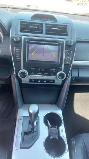 Black Toyota Camry 2013 in Siauliai, with an engine capacity of 2.49 L and mileage of 207 thousand km for 7850 €, photo 9 on AUTOMOTO.COM.LV