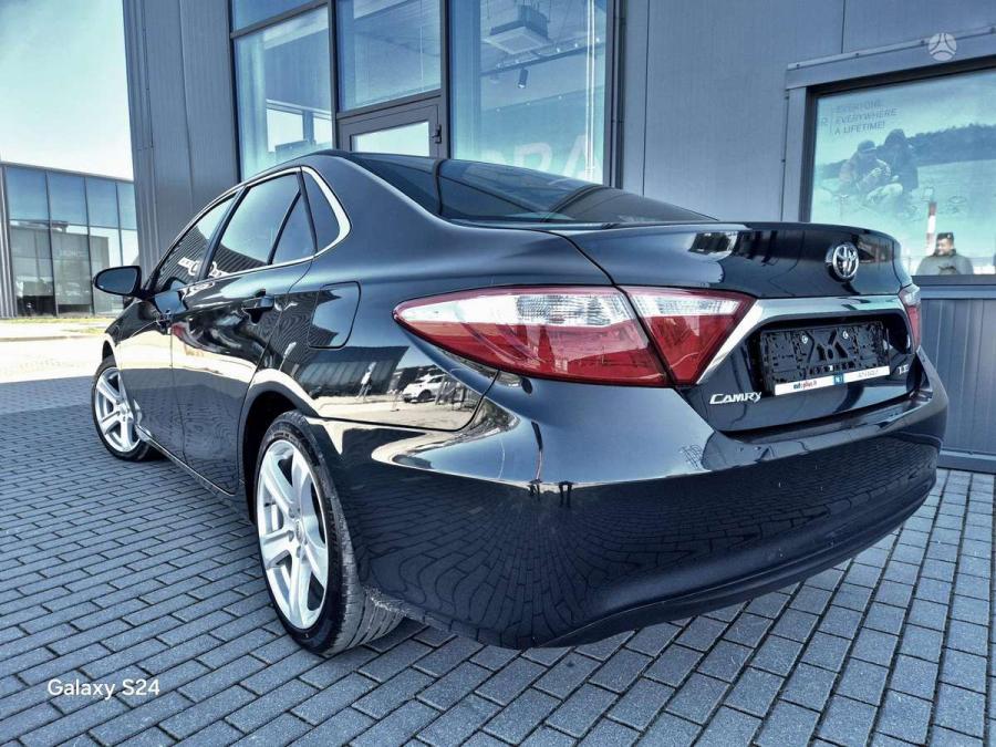 Black Toyota Camry 2016 in Siauliai, with an engine capacity of 2.50 L and mileage of 190 thousand km for 10900 €, photo 8 on AUTOMOTO.COM.LV