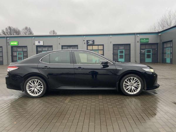 Black Toyota Camry 2019 in Vilnius, with an engine capacity of 2.50 L and mileage of 174 thousand km for 18000 €, photo 5 on AUTOMOTO.COM.LV