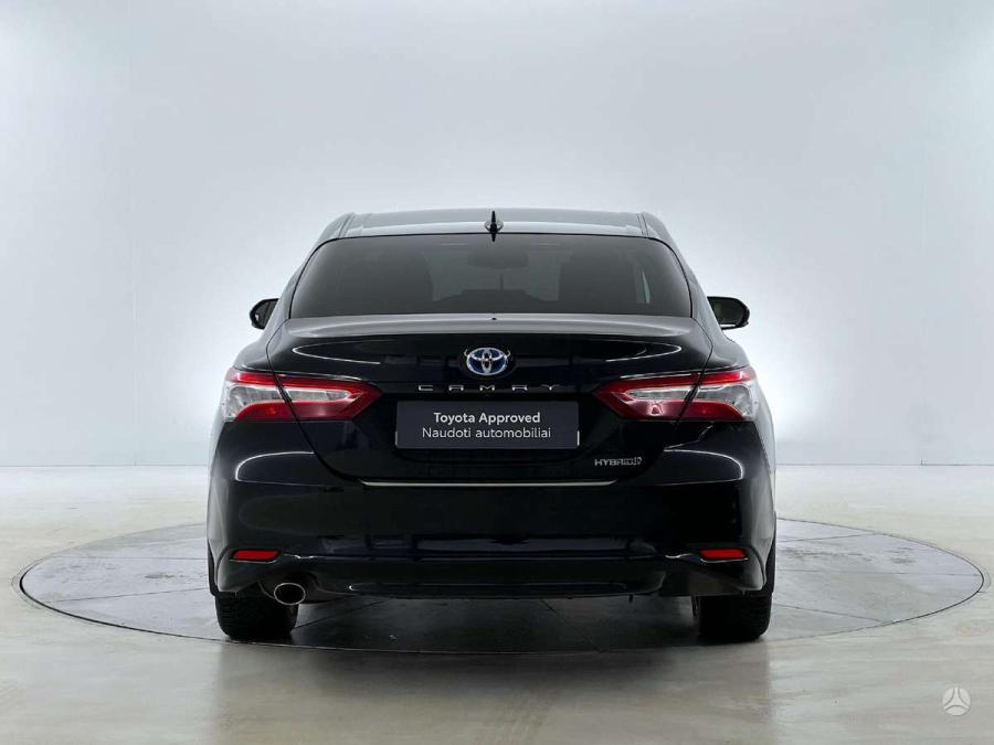 Black Toyota Camry 2019 in Vilnius, with an engine capacity of 2.49 L and mileage of 85 thousand km for 24900 €, photo 4 on AUTOMOTO.COM.LV