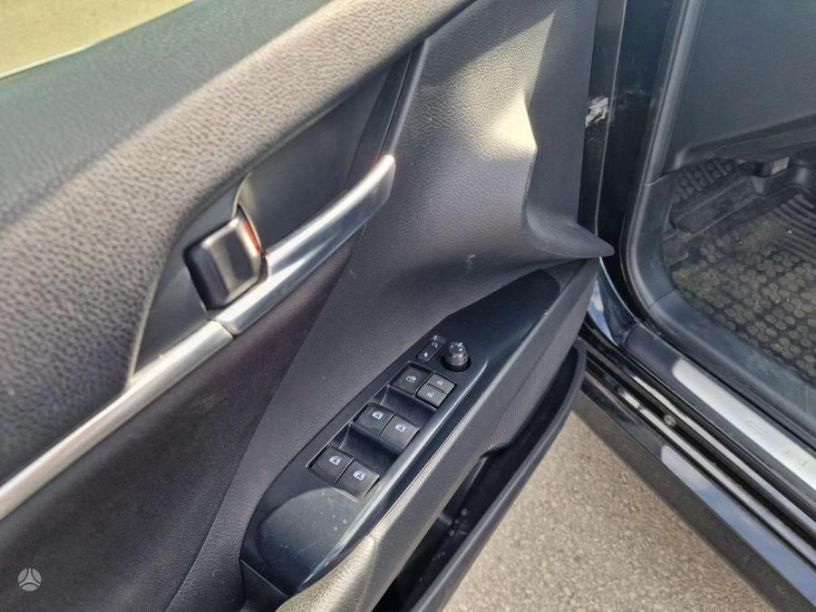 Black Toyota Camry 2019 in Kaunas, with an engine capacity of 2.49 L and mileage of 199 thousand km for 16490 €, photo 15 on AUTOMOTO.COM.LV