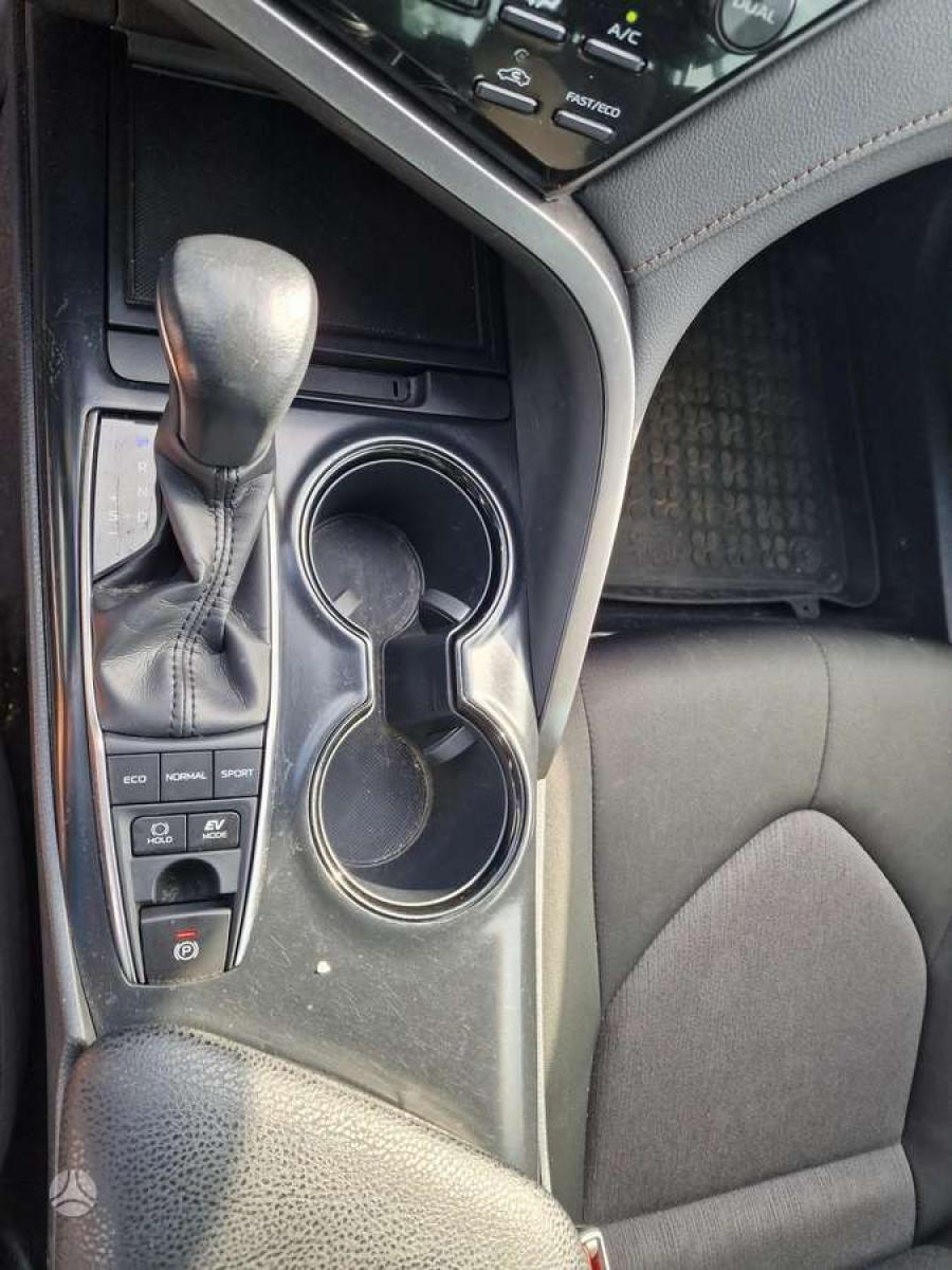 Black Toyota Camry 2019 in Kaunas, with an engine capacity of 2.49 L and mileage of 199 thousand km for 16490 €, photo 22 on AUTOMOTO.COM.LV