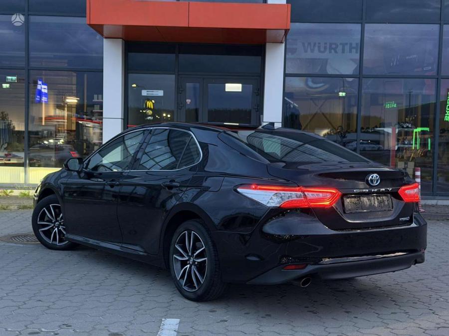 Black Toyota Camry 2019 in Vilnius, with an engine capacity of 2.49 L and mileage of 177 thousand km for 13800 €, photo 5 on AUTOMOTO.COM.LV