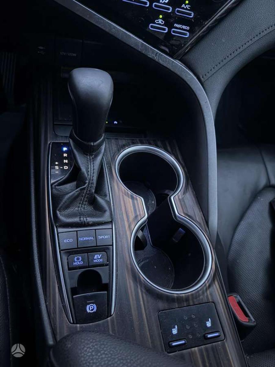 Black Toyota Camry 2019 in Vilnius, with an engine capacity of 2.49 L and mileage of 177 thousand km for 13800 €, photo 14 on AUTOMOTO.COM.LV