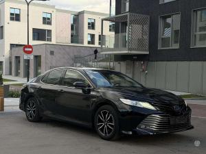 Black Toyota Camry 2019 in Vilnius, with an engine capacity of 2.49 L and mileage of 178 thousand km for 12800 €, photo 1 on AUTOMOTO.COM.LV