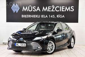 Black Toyota Camry 2020 in Riga, with an engine capacity of 2.50 L and mileage of 72 thousand km for 23390 €, photo  on AUTOMOTO.COM.LV