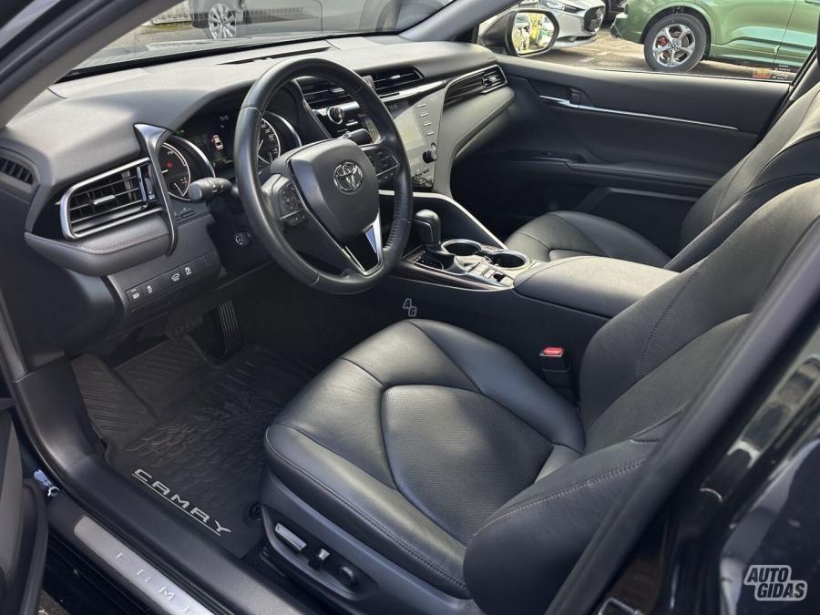 Black Toyota Camry 2020 in Kaunas, with an engine capacity of 2.50 L and mileage of 116 thousand km for 24472 €, photo 10 on AUTOMOTO.COM.LV
