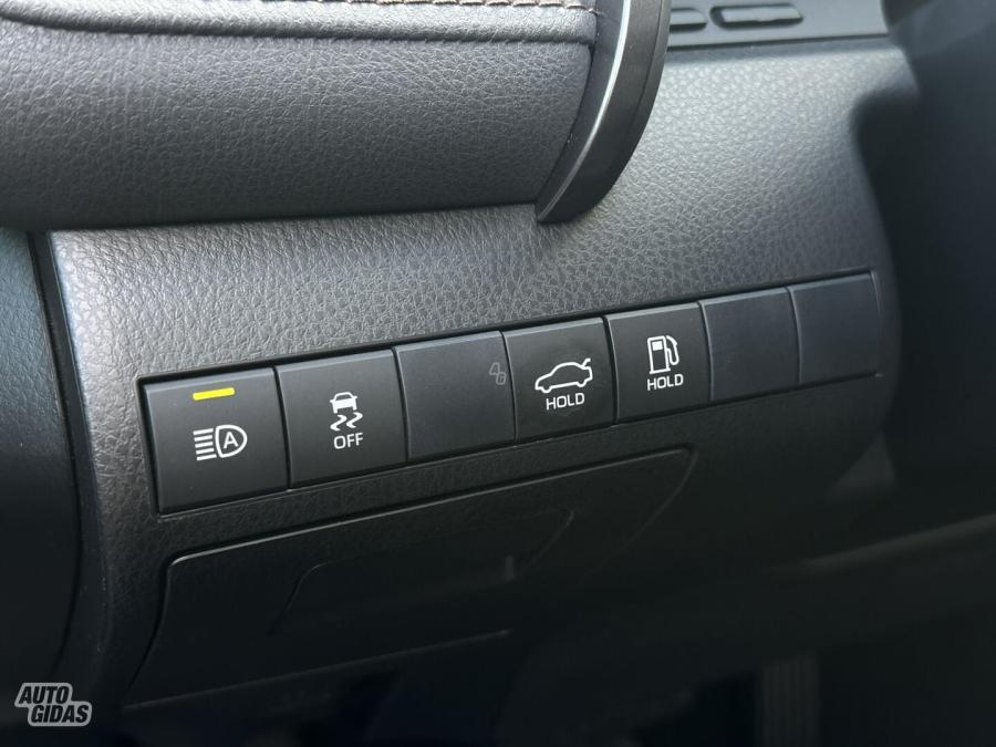 Black Toyota Camry 2020 in Kaunas, with an engine capacity of 2.50 L and mileage of 116 thousand km for 24472 €, photo 12 on AUTOMOTO.COM.LV