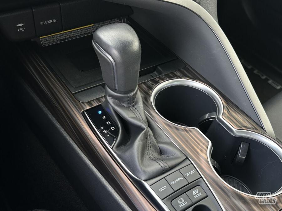 Black Toyota Camry 2020 in Kaunas, with an engine capacity of 2.50 L and mileage of 116 thousand km for 24472 €, photo 30 on AUTOMOTO.COM.LV