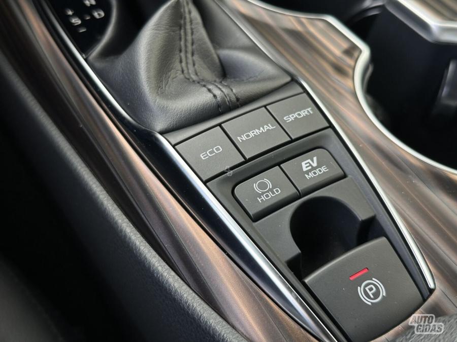 Black Toyota Camry 2020 in Kaunas, with an engine capacity of 2.50 L and mileage of 116 thousand km for 24472 €, photo 31 on AUTOMOTO.COM.LV