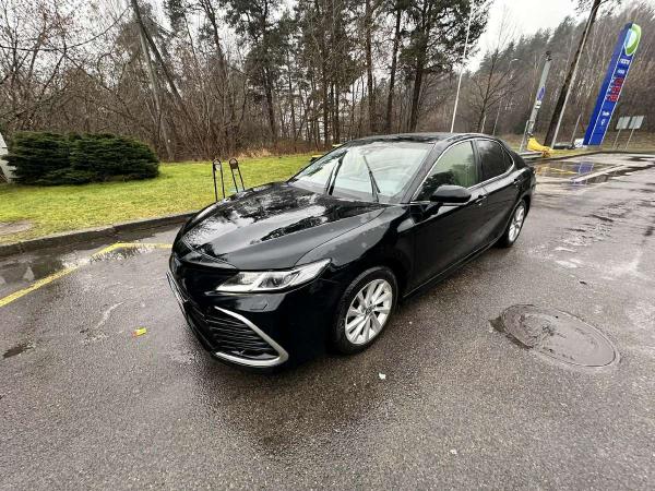 Black Toyota Camry 2021 in Vilnius, with an engine capacity of 2.49 L and mileage of 93 thousand km for 22000 €, photo 1 on AUTOMOTO.COM.LV