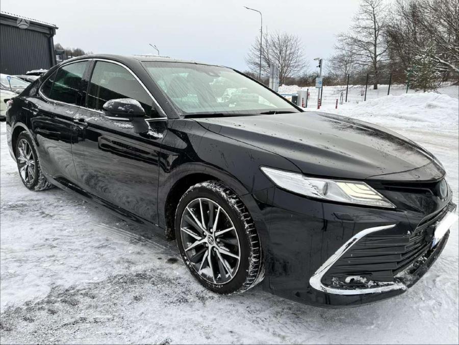 Black Toyota Camry 2021 in Vilnius, with an engine capacity of 2.50 L and mileage of 230 thousand km for 15900 €, photo 2 on AUTOMOTO.COM.LV