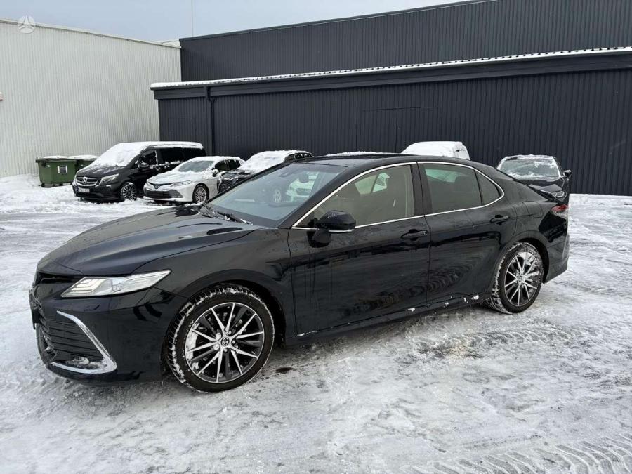 Black Toyota Camry 2021 in Vilnius, with an engine capacity of 2.50 L and mileage of 230 thousand km for 15900 €, photo 3 on AUTOMOTO.COM.LV