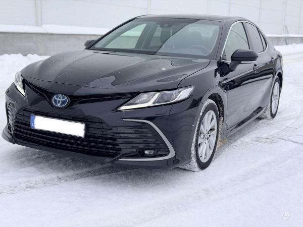 Black Toyota Camry 2021 in Vilnius, with an engine capacity of 2.50 L and mileage of 79 thousand km for 14900 €, photo 1 on AUTOMOTO.COM.LV