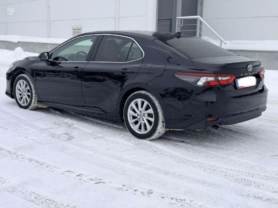 Black Toyota Camry 2021 in Vilnius, with an engine capacity of 2.50 L and mileage of 79 thousand km for 14900 €, photo 3 on AUTOMOTO.COM.LV