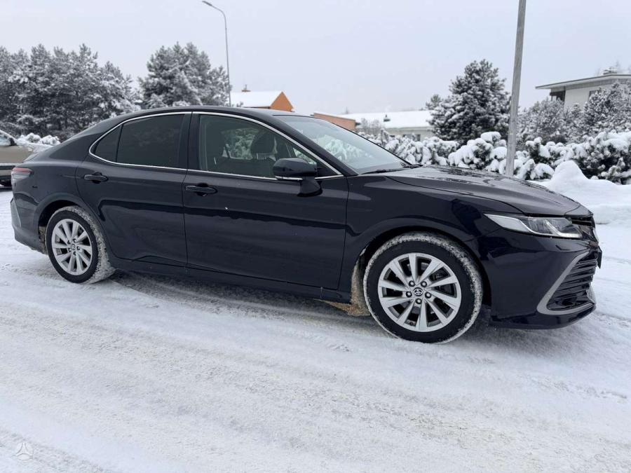 Black Toyota Camry 2021 in Vilnius, with an engine capacity of 2.50 L and mileage of 79 thousand km for 14900 €, photo 5 on AUTOMOTO.COM.LV