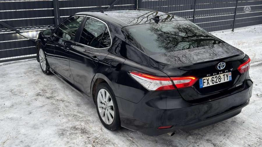 Black Toyota Camry 2021 in Jonava, with an engine capacity of 2.50 L and mileage of 280 thousand km for 10999 €, photo 5 on AUTOMOTO.COM.LV