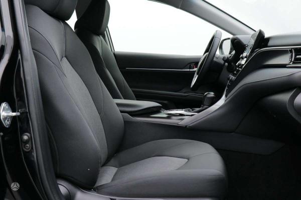 Black Toyota Camry 2021 in Vilnius, with an engine capacity of 2.49 L and mileage of 85 thousand km for 23990 €, photo 9 on AUTOMOTO.COM.LV