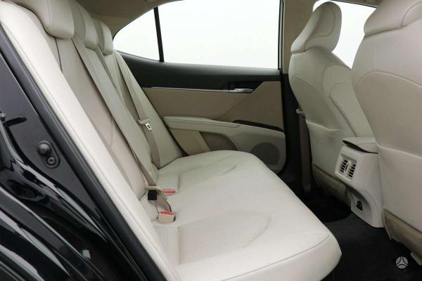 Black Toyota Camry 2021 in Vilnius, with an engine capacity of 2.49 L and mileage of 89 thousand km for 25900 €, photo 10 on AUTOMOTO.COM.LV