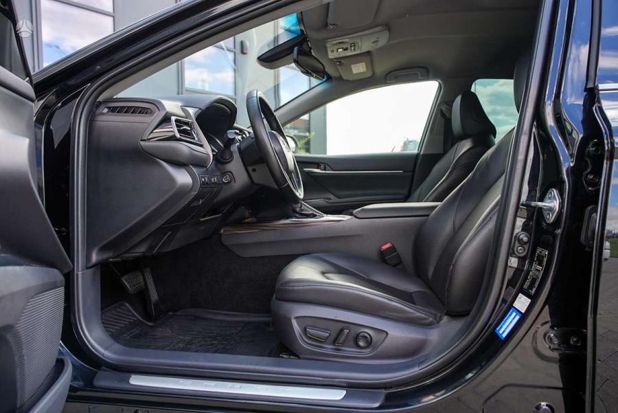 Melns Toyota Camry 2021 Marijampole, ar dzinēja tilpumu 2.49 L un nobraukumu 203 tūkst. km par 18250 €, foto 30 vietnē AUTOMOTO.COM.LV