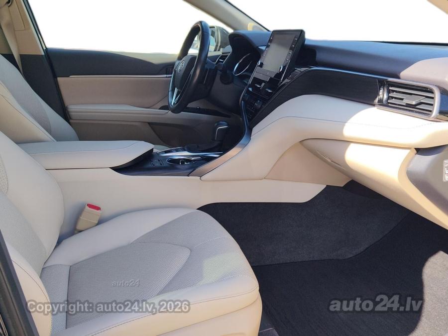 Black Toyota Camry 2021 in Tallinn, with an engine capacity of 2.49 L and mileage of 77 thousand km for 27995 €, photo 7 on AUTOMOTO.COM.LV