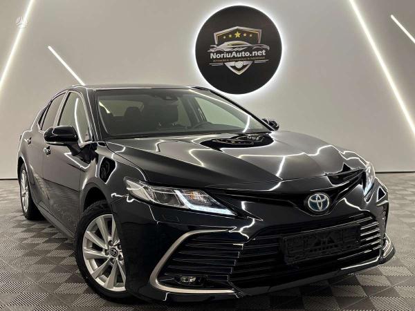 Black Toyota Camry 2022 in Marijampole, with an engine capacity of 2.49 L and mileage of 48 thousand km for 21999 €, photo 1 on AUTOMOTO.COM.LV