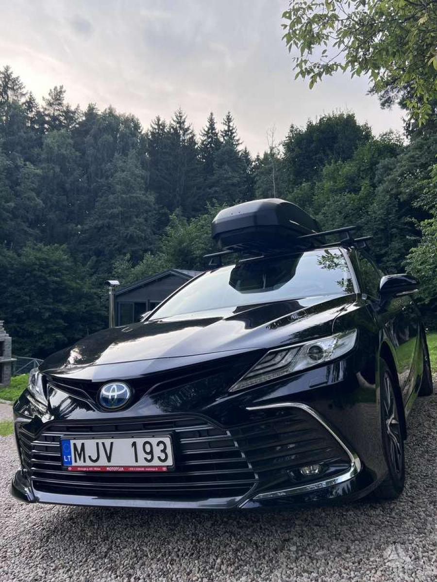Melns Toyota Camry 2022 Viļņa, ar dzinēja tilpumu 2.49 L un nobraukumu 70 tūkst. km par 28000 €, foto 1 vietnē AUTOMOTO.COM.LV